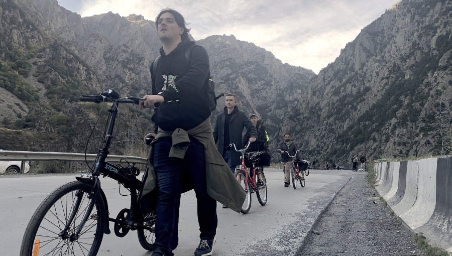 bne IntelliNews - Georgia’s border clogged with thousands of Russians ...