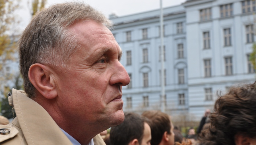 bne IntelliNews - Ex-Czech PM Topolanek tosses hat into presidential ...