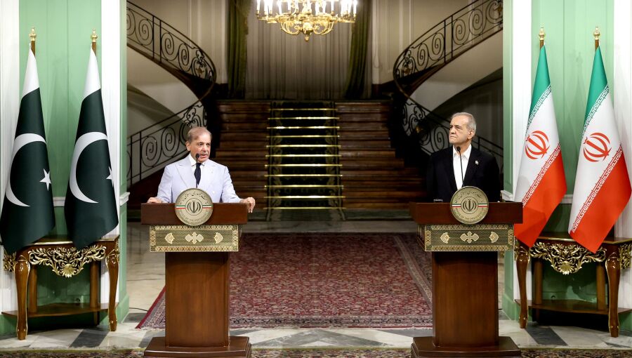 bne IntelliNews - Pakistani PM begins Iran visit, focus on border ...