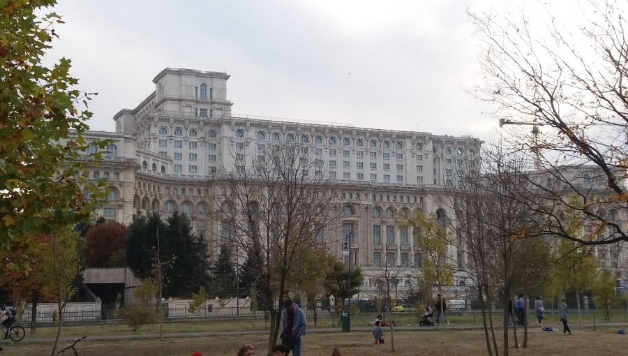 bne IntelliNews - Fitch cuts outlook on Romania’s rating to negative ...