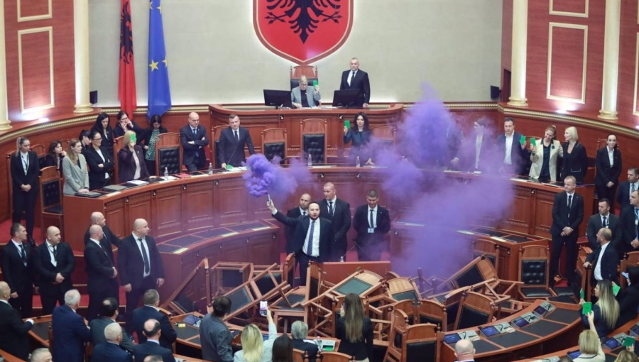 bne IntelliNews - Opposition MPs set off flares, build chair barricade ...