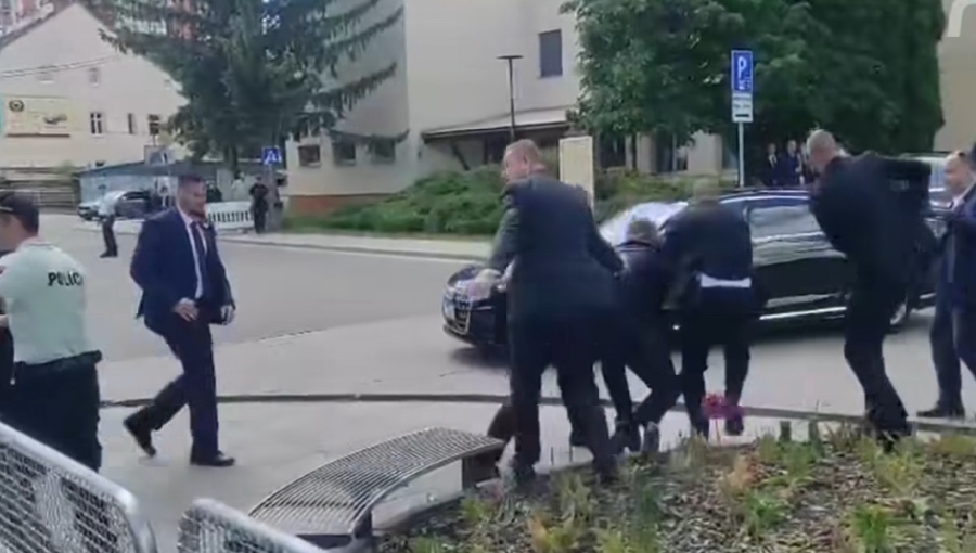 bne IntelliNews - Slovak premier Robert Fico in 'life-threatening ...