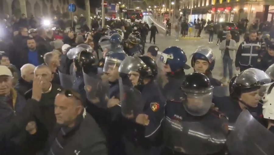 bne IntelliNews - Albanian police use tear gas to disperse anti ...