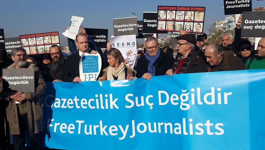 bne IntelliNews - Bloomberg reporters face jail for story on Turkish ...