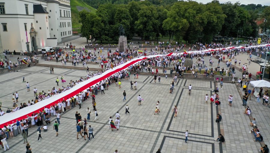 bne IntelliNews - A 32-kilometre human chain from Vilnius to Belarusian ...